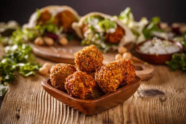 21 Famous Foods In Toronto, Canada To Try